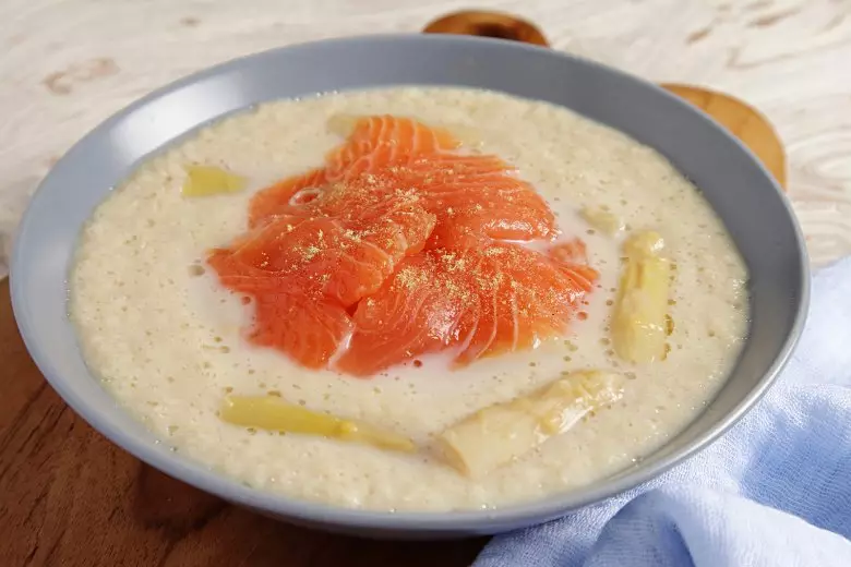 Asparagus bimo pẹlu ẹja sashimi