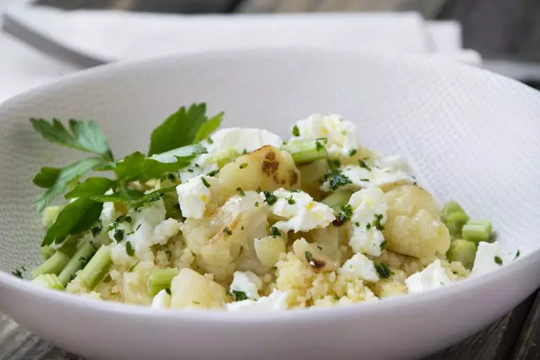 Salatin farin kabeji tare da quinoa