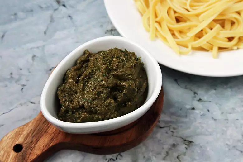 Eggplant pesto miaraka amin'ny voanjo kesika