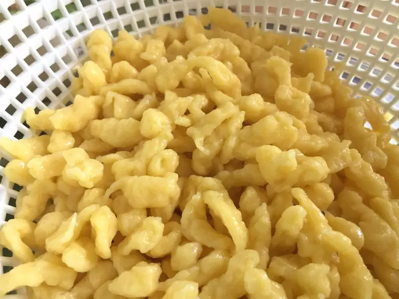 Spaetzle mtanda ndi mkaka