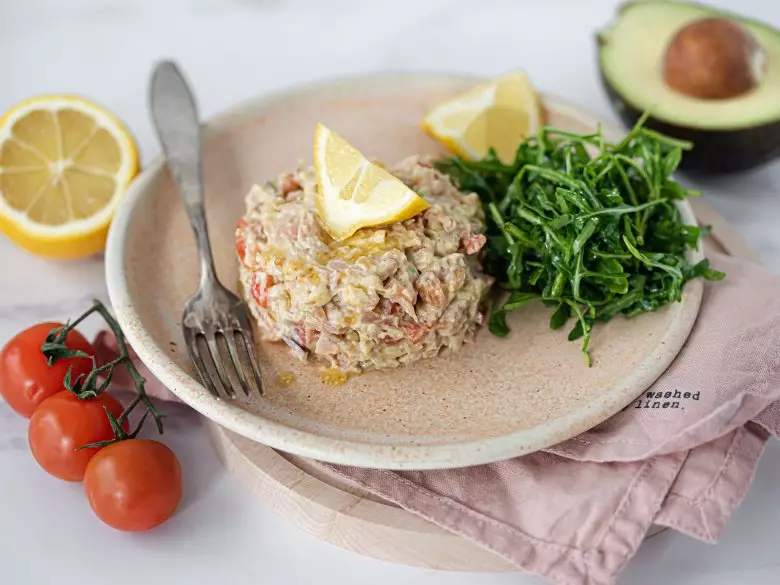 Trout na avoka tartare