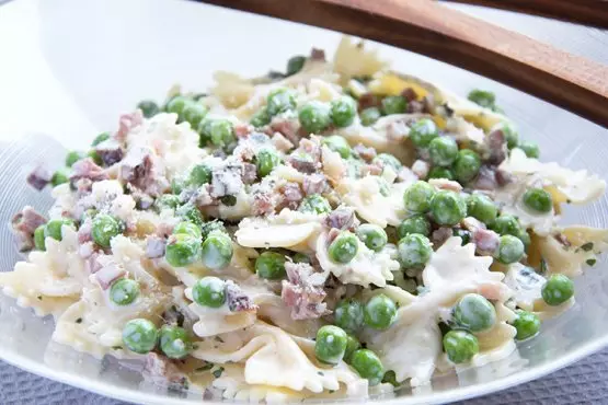 Farfalle with ham and peas recipe