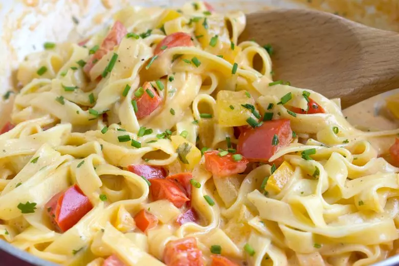 Fideos de cinta con salsa de crema de pimentón