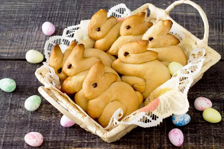 Bunnies ya Pasaka kutoka kwa unga wa chachu