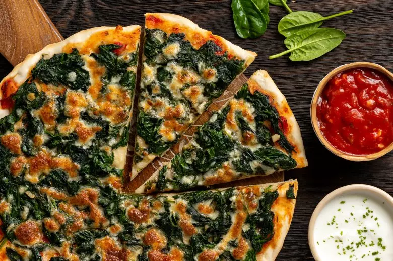 İspanaq və feta ilə pizza