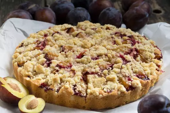 Juicy plum crumble cake - recipe