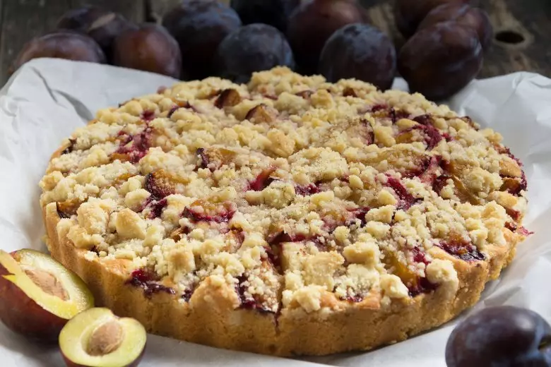 Sappige plum crumble taart