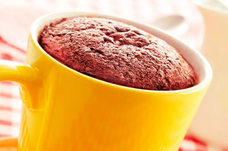 Mug cake al microondas con nueces y cacao