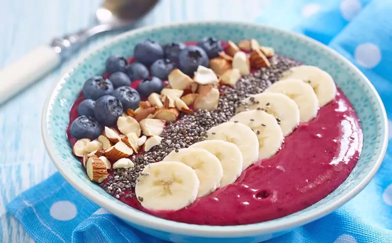 Ang mga creamy smoothie bowl ay nagbibigay sa katawan ng malusog na sustansya at perpekto para sa magandang simula ng araw.