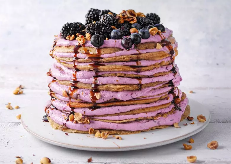 Torta rossa con crema di frutti di bosco