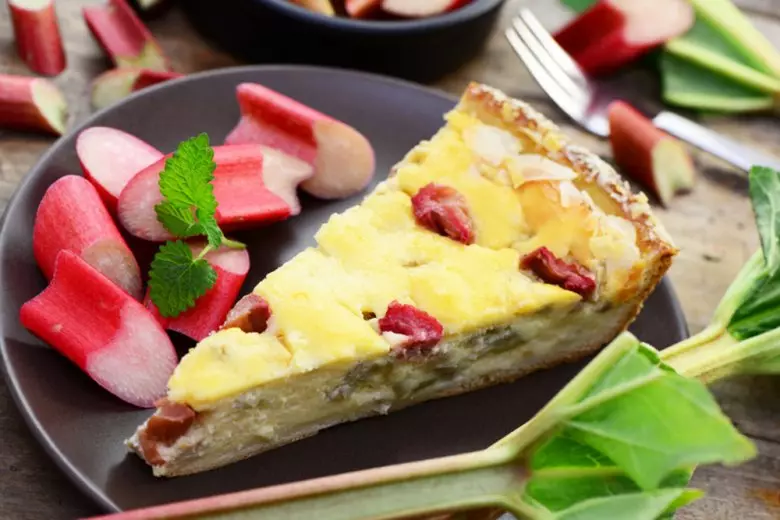 Rhubarb pie bi pudding