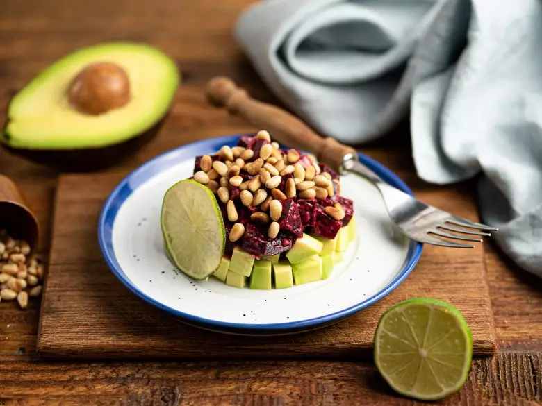 Tartare di avocado e barbabietola