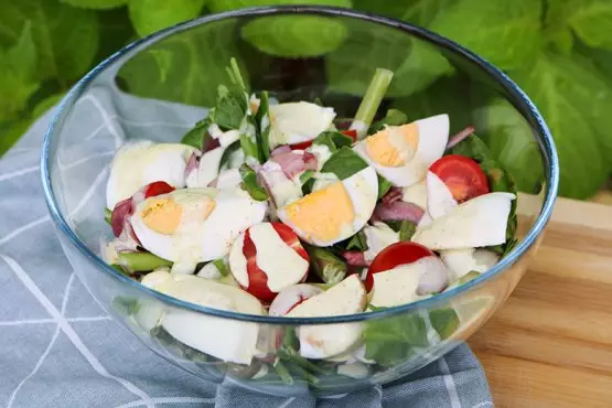 Salade d'épinards, d'asperges vertes et d'œufs - recette