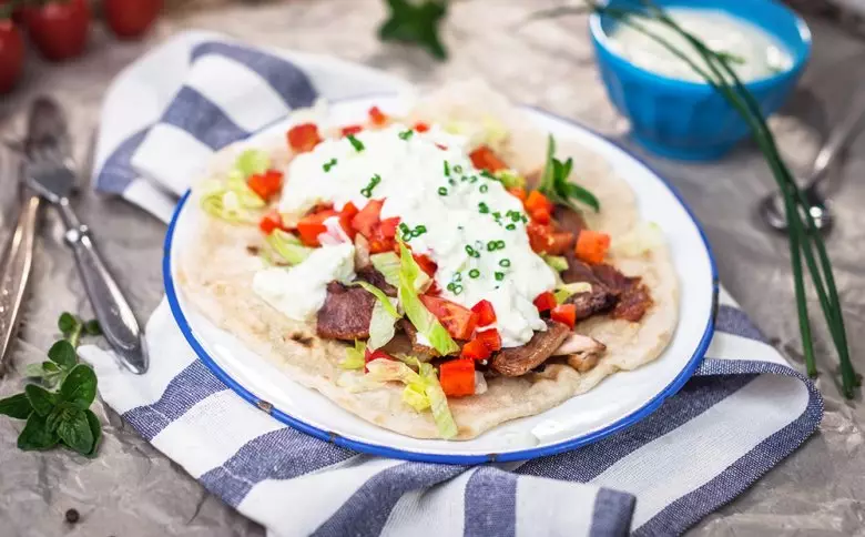 سبزیوں، گوشت اور tzatziki چٹنی کے ساتھ Gyros ایک یونانی خاصیت ہے۔