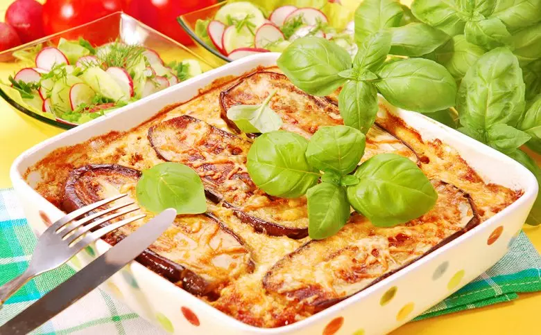 Moussaka chikafu chinozivikanwa chechiGiriki.