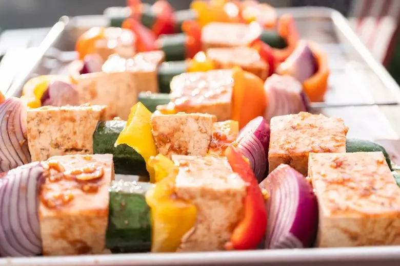 Brochetas de tofu á prancha