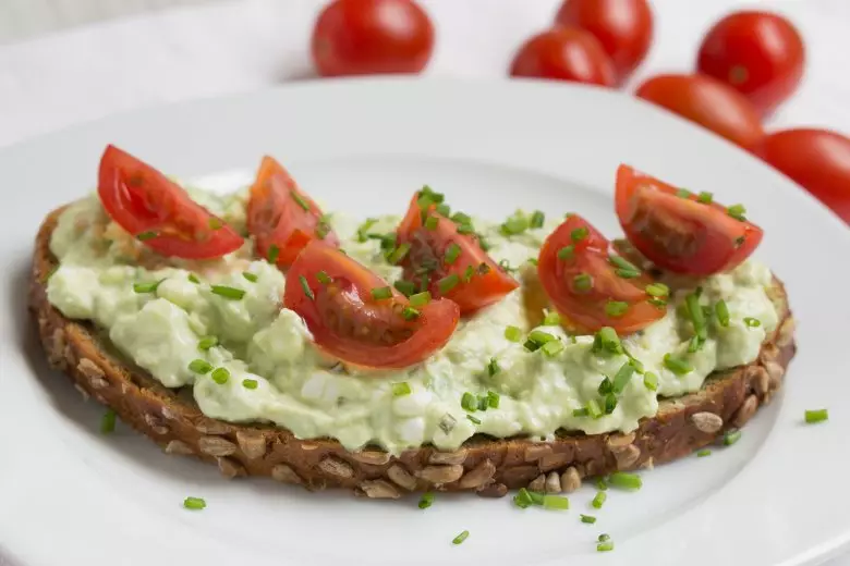 Pan con requesón y aguacate