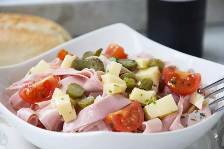 Insalata di salsiccia svizzera