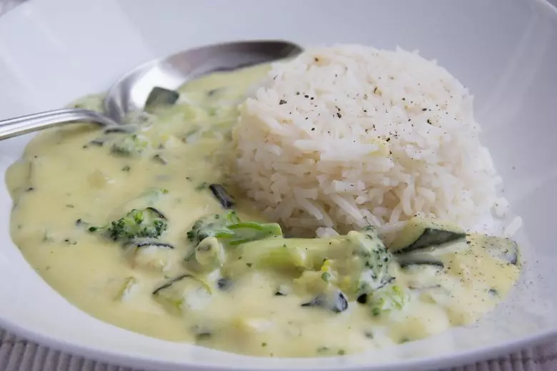 Rice bi sosê zucchini brokolî