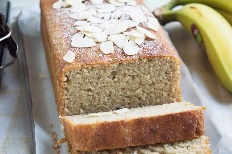 Bolo de banana com amêndoas