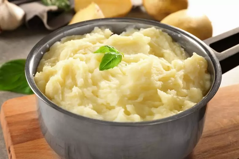 Awọn poteto mashed jẹ Ayebaye olokiki ti o le ṣe iranṣẹ pẹlu ọpọlọpọ awọn ounjẹ.