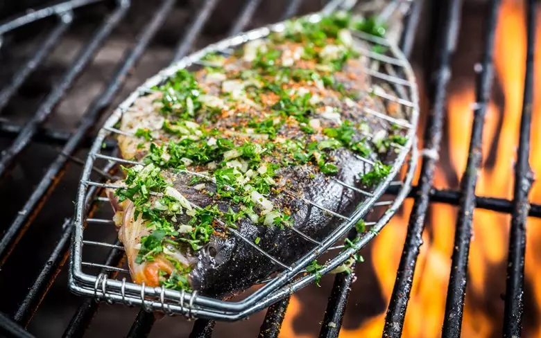 Con la ayuda de un asador de pescado, el pescado se puede asar a la parrilla rápida y fácilmente.