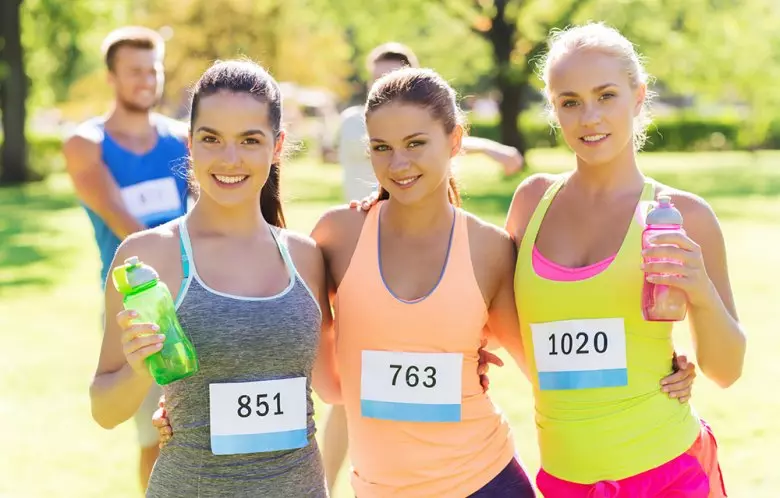 Před a během maratonu by měl být zajištěn dostatečný příjem tekutin.