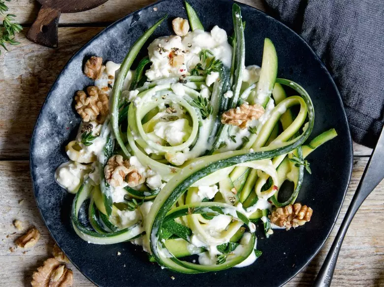 Tagliatelle de verduras con salsa de queso crema de cabra