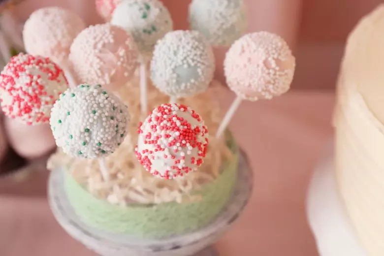 I-Cake pops kunye ne-cream cheese