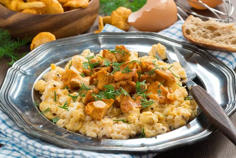 Scrambled endhog karo chanterelles