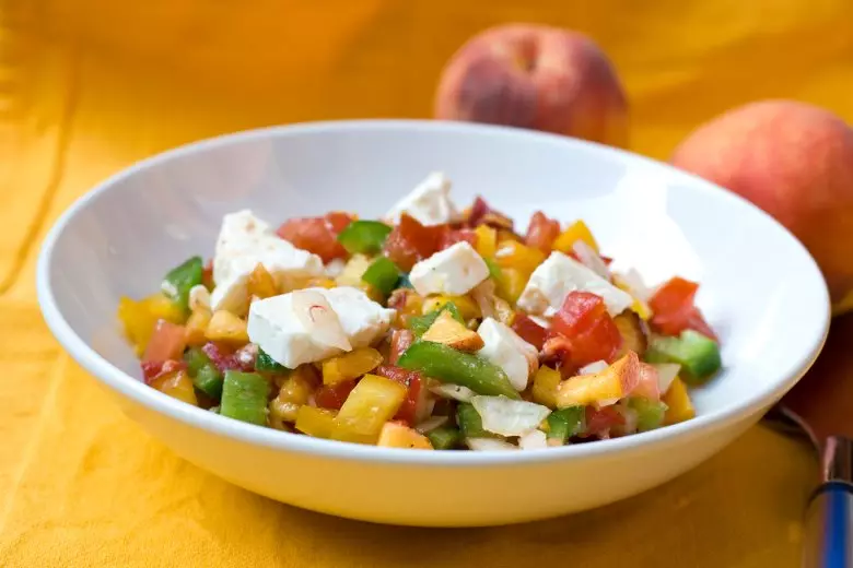 Salade de pêches à la feta et aux tomates