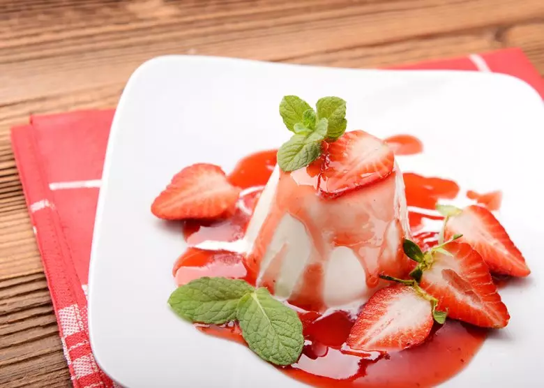 Panna cotta dengan stroberi