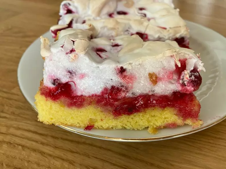 Bolo de groselha da lata com merengue e massa