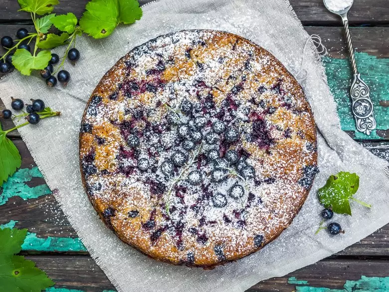 Preprosta torta s črnim ribezom