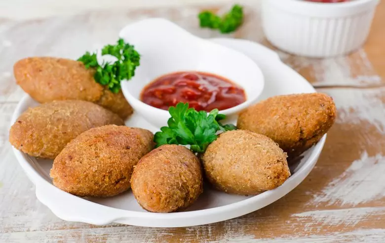 Kibbeh เป็นเกี๊ยวขนาดเล็กที่ทำจากเนื้อสับ bulgur และส่วนผสมอื่น ๆ