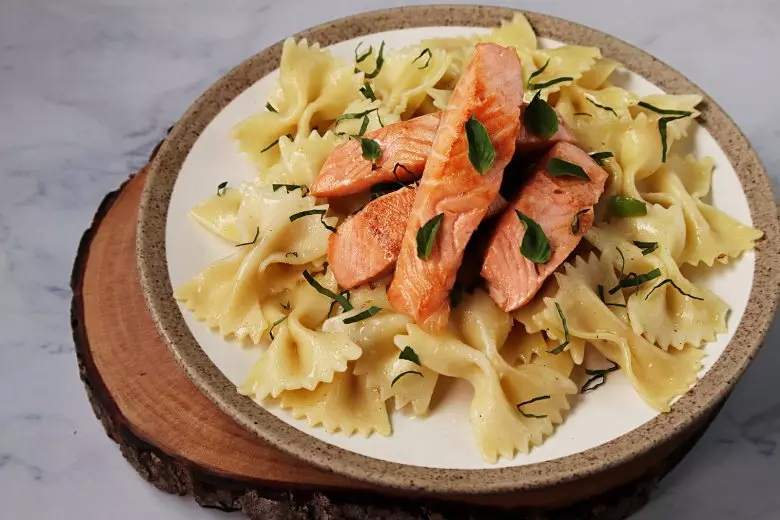 Fideos de salmón con albahaca