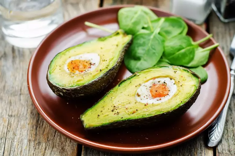 Avocado al forno con uovo