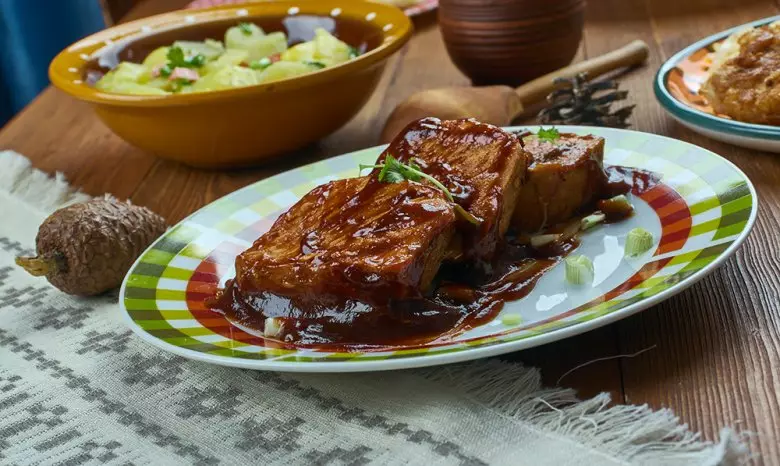 El Rhenish Sauerbraten con ternera y salsa es bien conocido en la cocina renana.