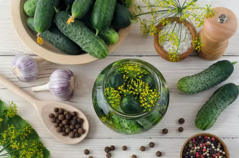 Les cornichons sont un classique et ont un goût croquant et bon.