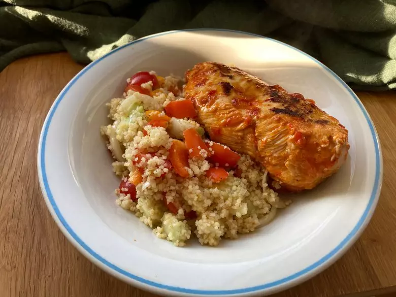 Poulet épicé sur couscous