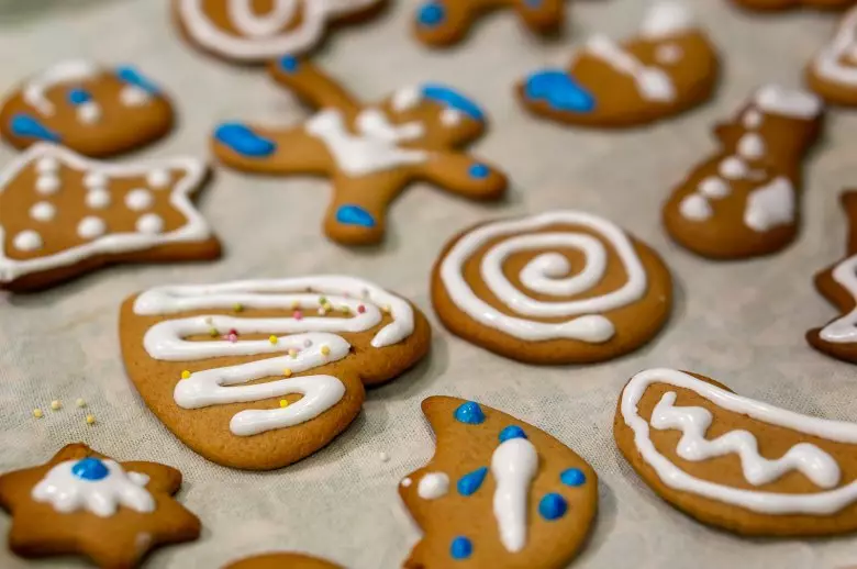 Icing kan worden gebruikt om koekjes, cakes, taarten en gebak te versieren.