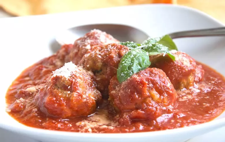 Meat balls in tomato sauce