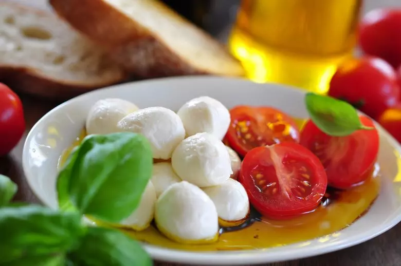 Mozzarella með tómötum og basil