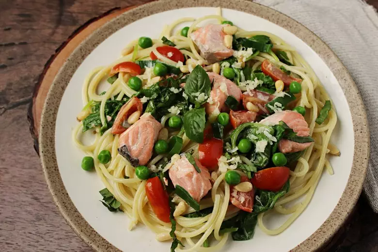 Satu pot pasta dengan salmon dan sayuran