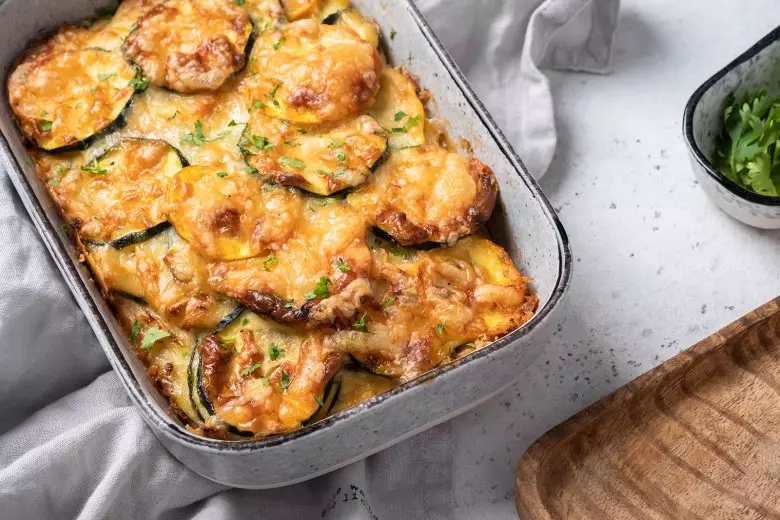 බේකන් සමග Zucchini casserole