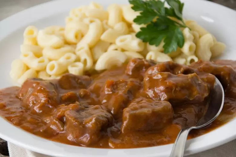 Gulash de miel cu tăiței