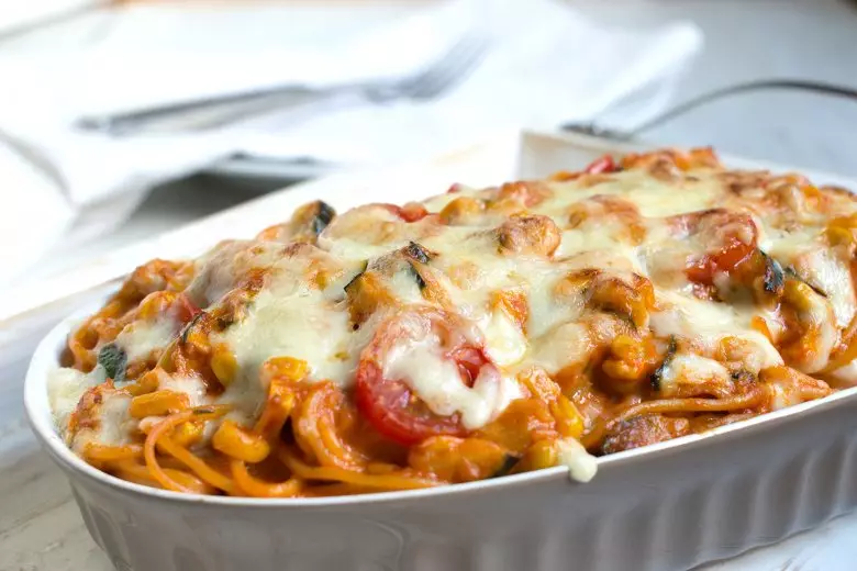 Cazola de pasta con cabaciño e tomate