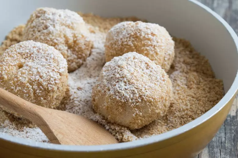 Plum dumplings pẹlu iwukara esufulawa