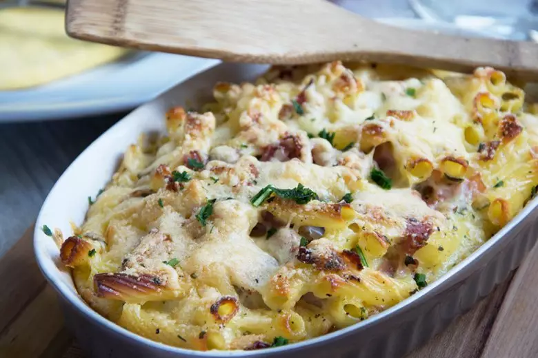 Casserole makaroni dengan daun bawang