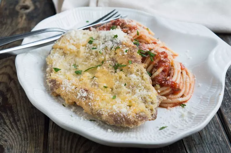 Parmesan schnitzel e nang le spaghetti